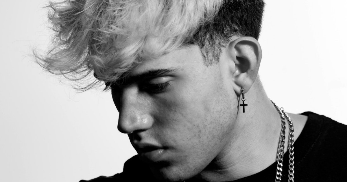 È Aka7even l'album di debutto di Aka7even: tracklist e versioni